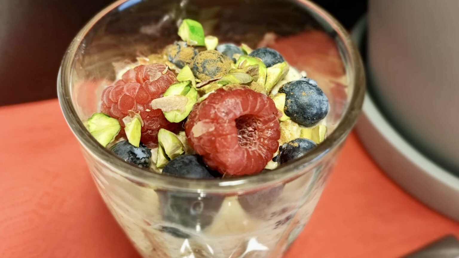 Winterlicher Orangenporridge mit Pistazien & Beeren - Essen Wissen ...